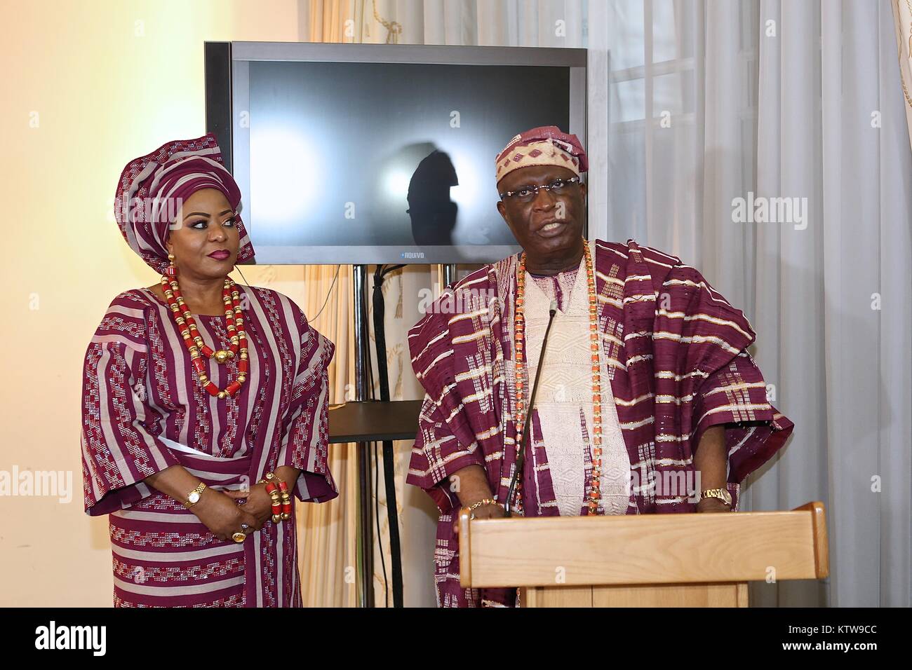 Nigerian High Commissioner presents his credentials to the Queen in ...