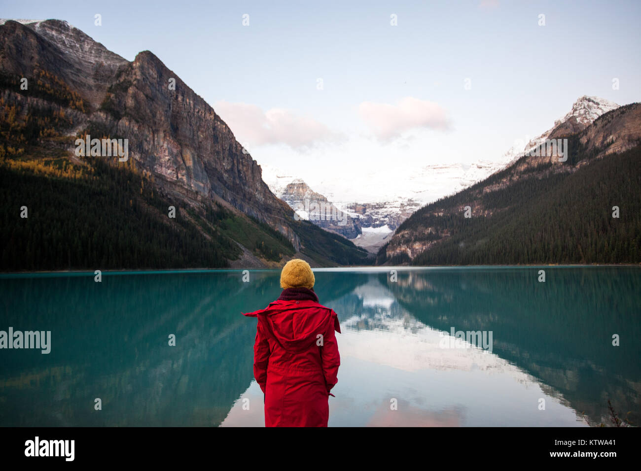 Autumn at lake louise in banff national park hi-res stock photography ...