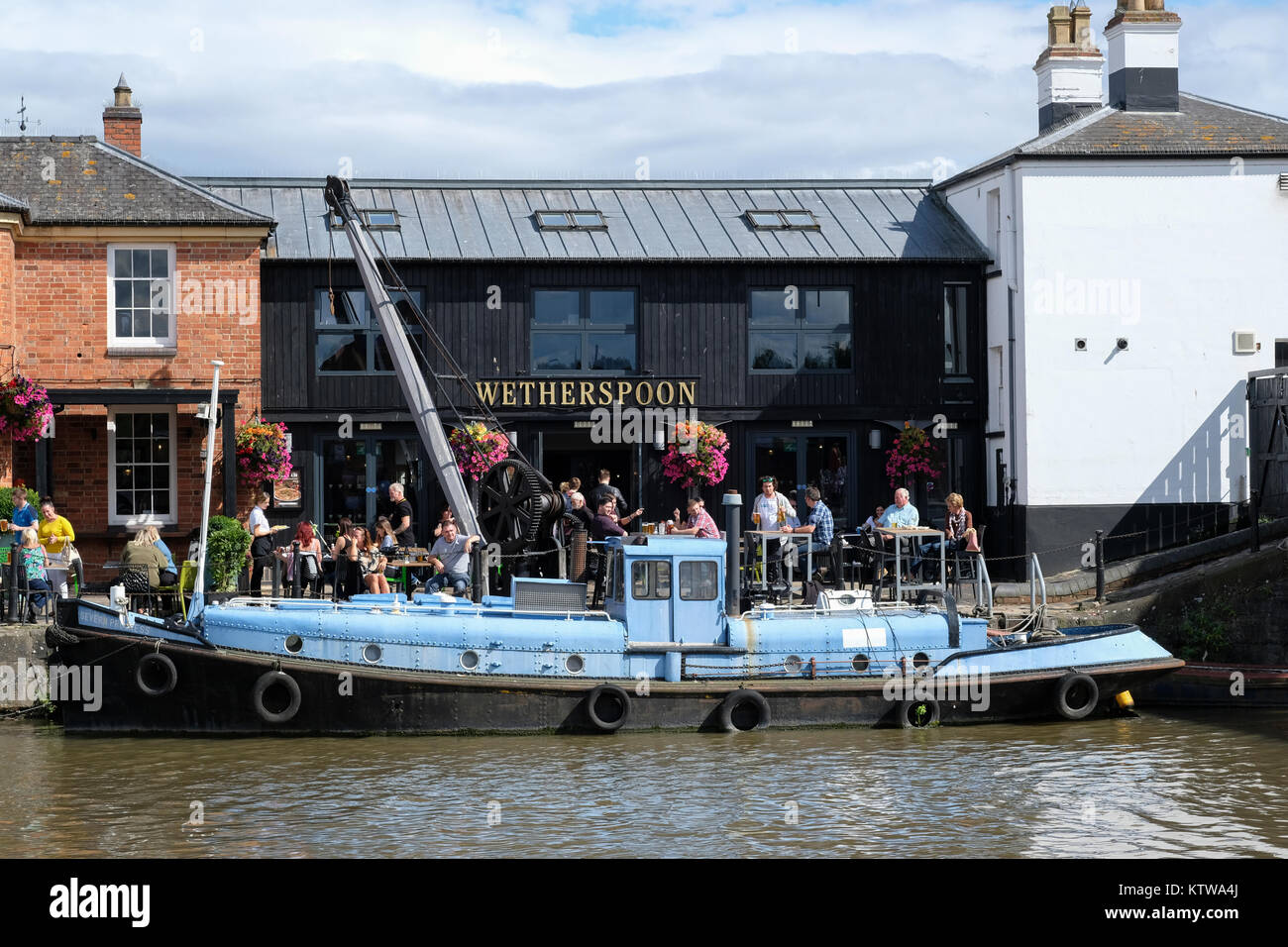 River tugboat "Severn Progress" tied up outside Wetherspoons pub in ...