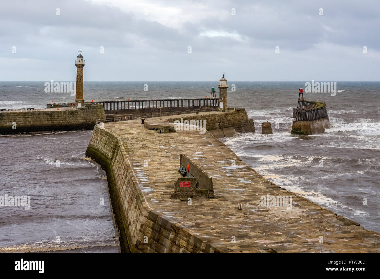 Whitby harbour west lighthouse hi-res stock photography and images - Alamy