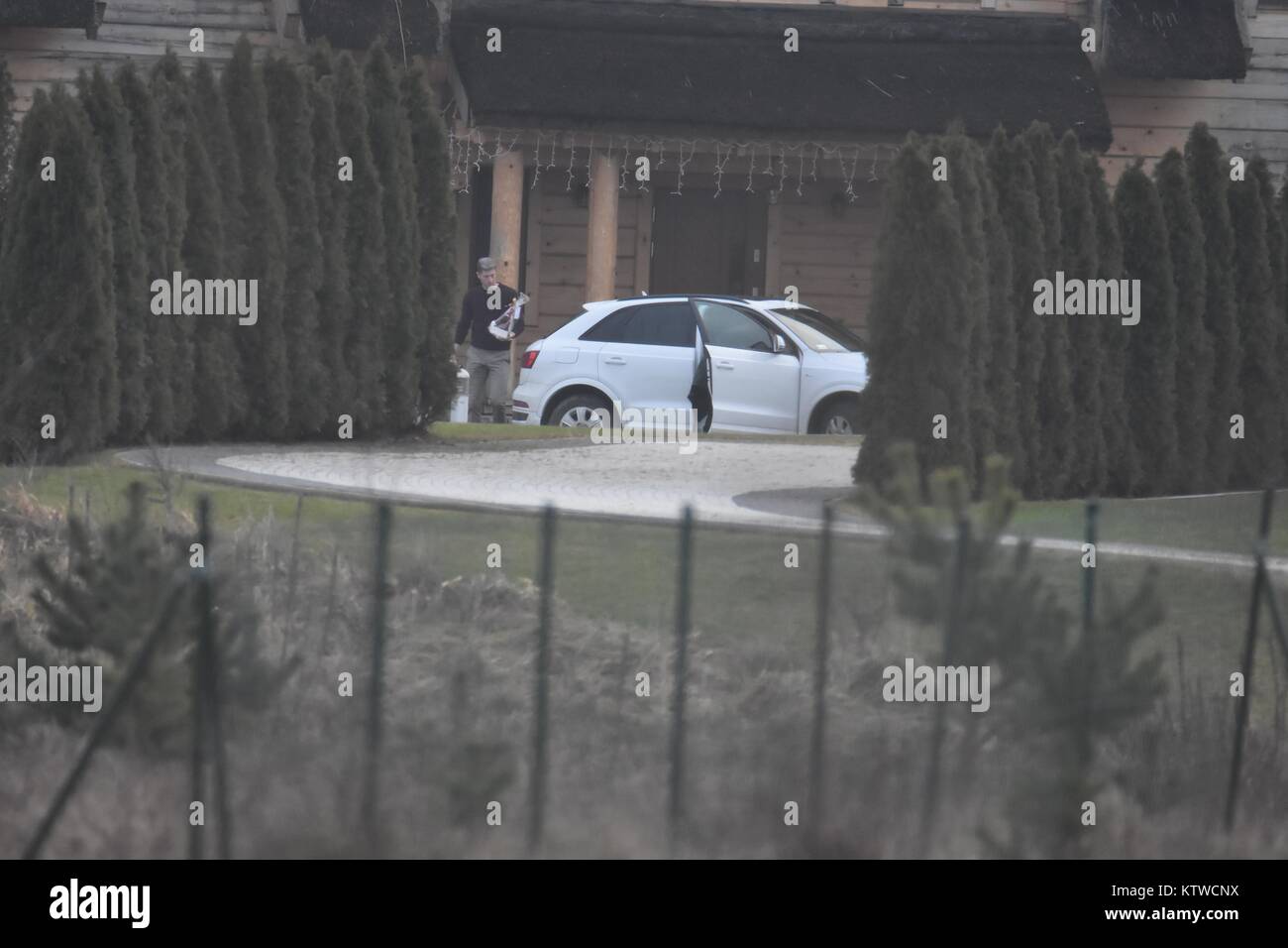 Robert Lewandowski spends his Xmas with his family at the cottage house ...