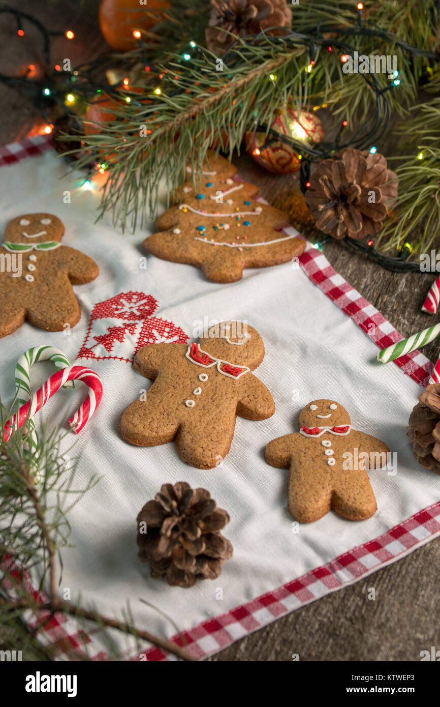Gingerbread man garland hi-res stock photography and images - Alamy