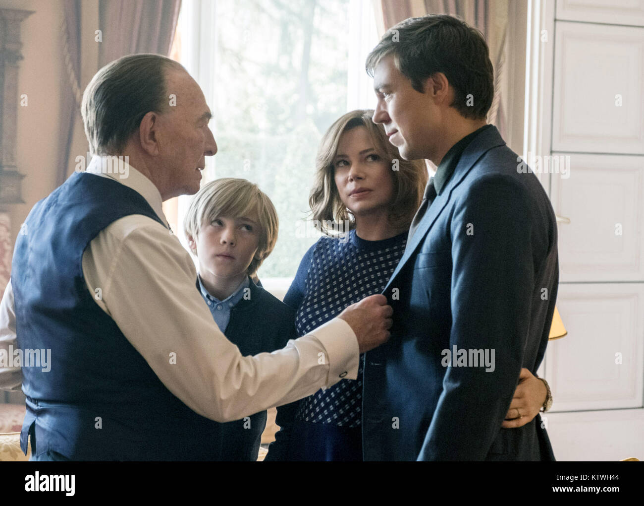 ALL THE MONEY IN THE WORLD, from left: Christopher Plummer, as J. Paul Getty, Charlie Shotwell ...