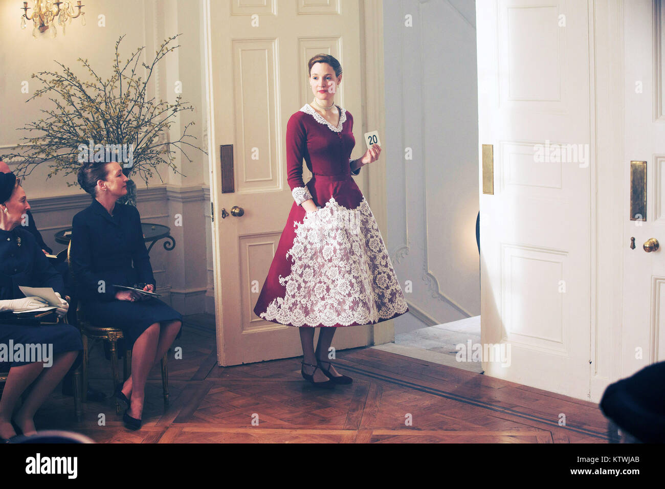 PHANTOM THREAD, Lesley Manville (sitting, right), Vicky Krieps ...