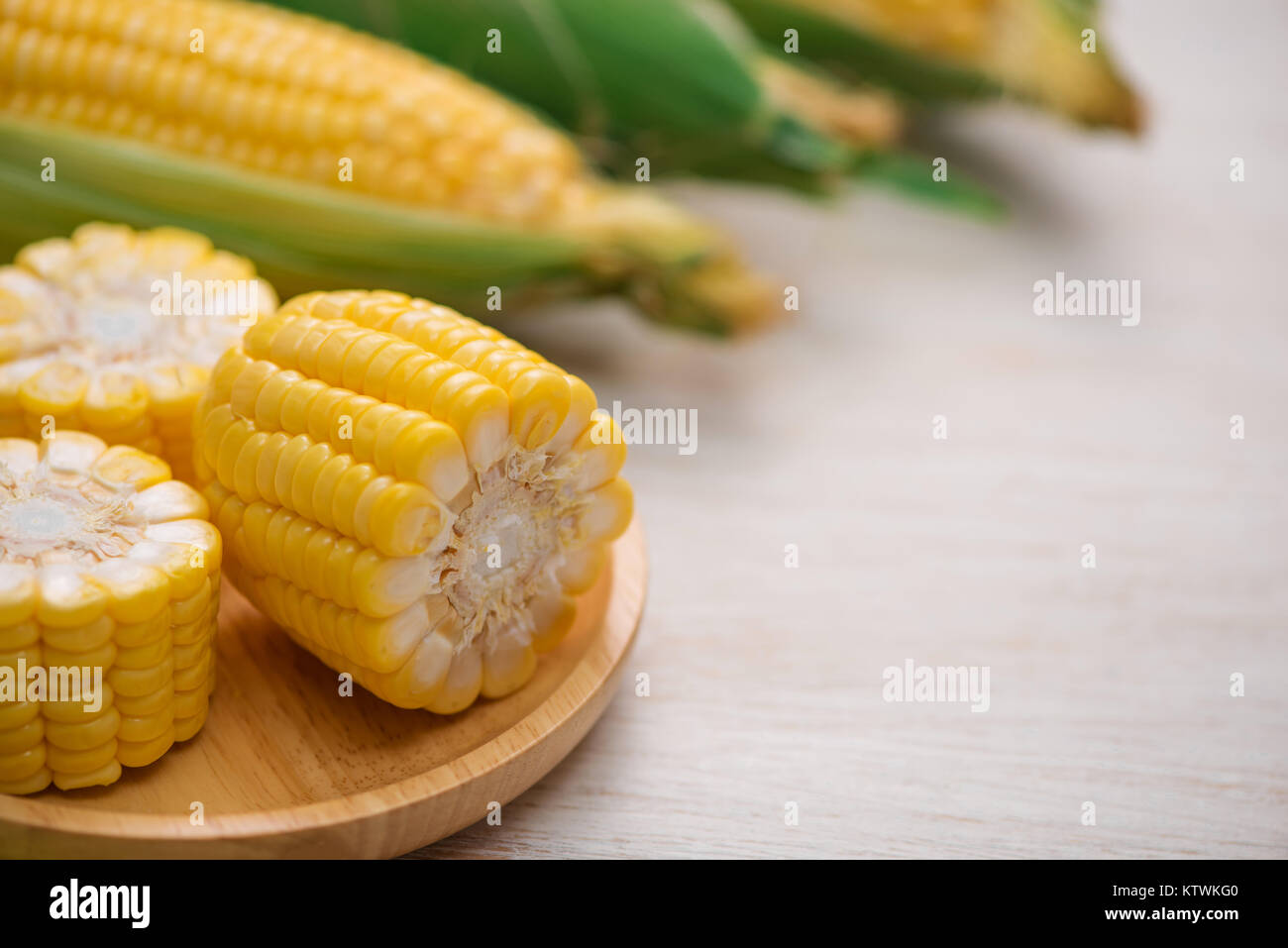 Sweet corns. Fresh corn on cobs on wooden table Stock Photo - Alamy