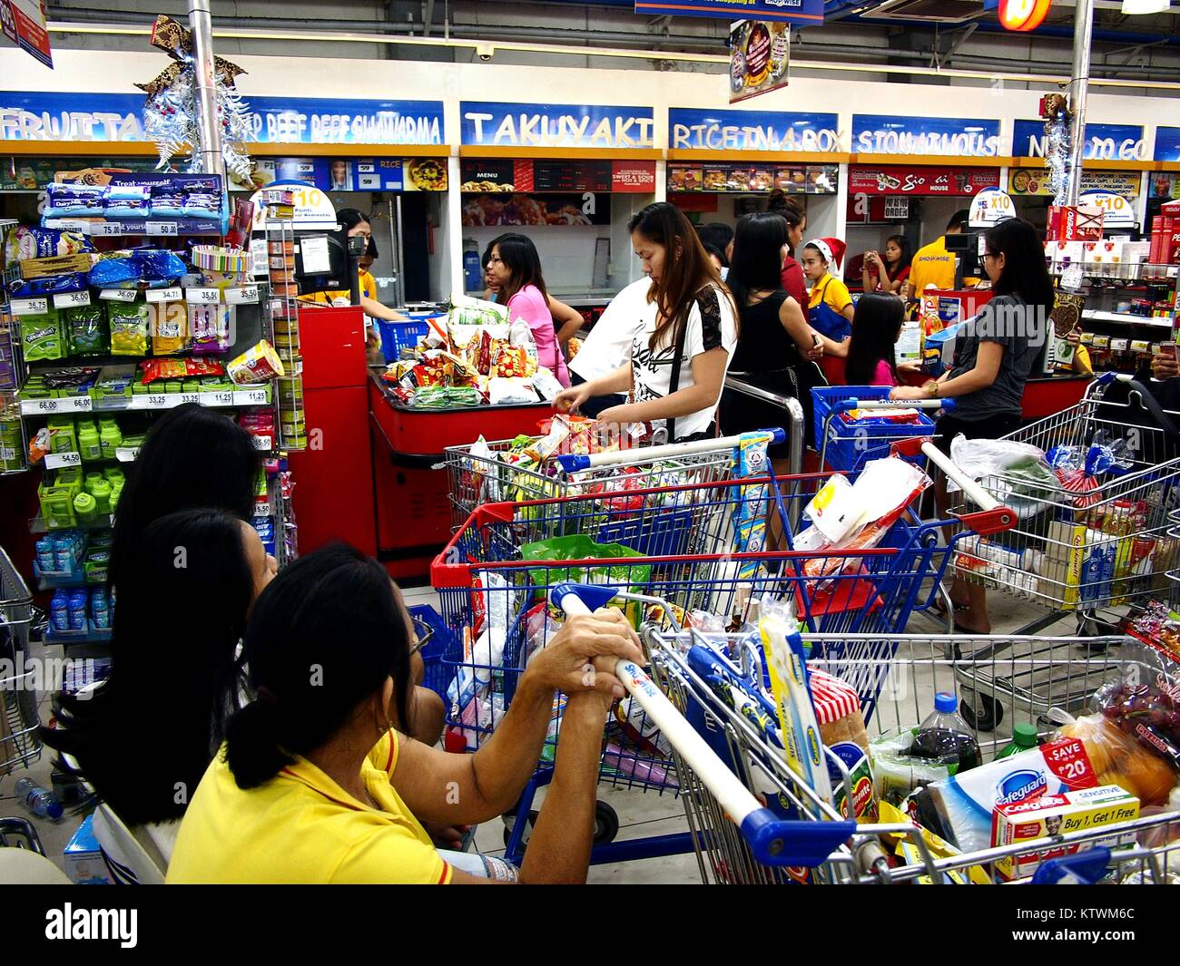 ANTIPOLO CITY, PHILIPPINES - DECEMBER 23, 2017: Customers line up for ...
