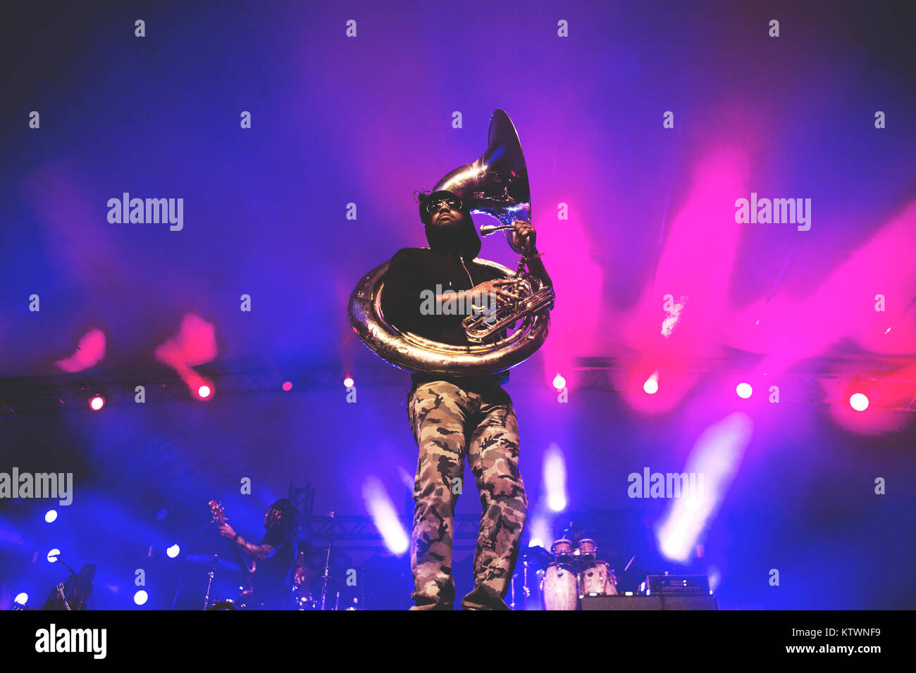 Damon tuba gooding jr roots hi-res stock photography and images - Alamy