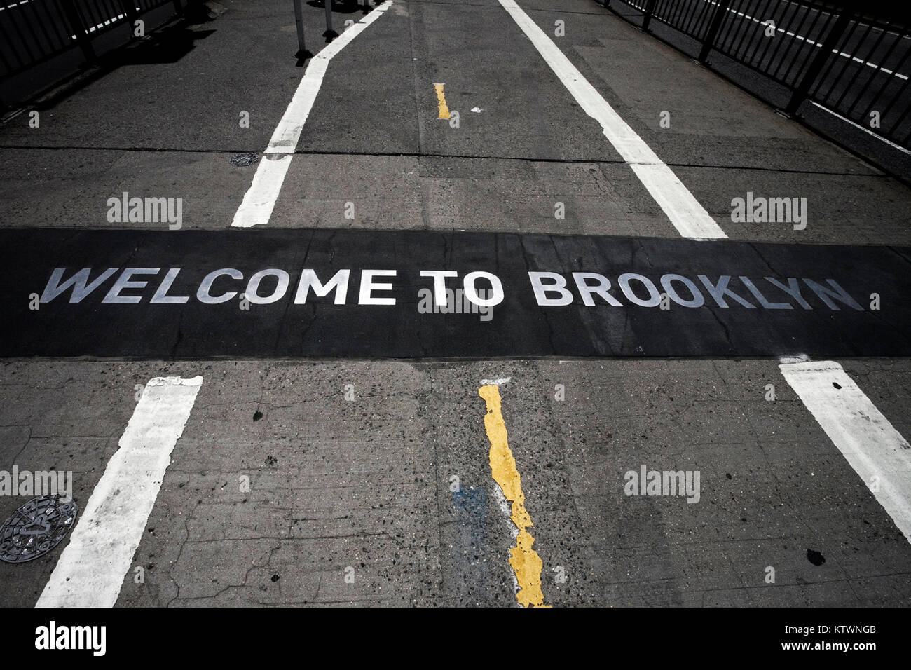 The border line between the two boroughs Manhattan and Brooklyn in New ...