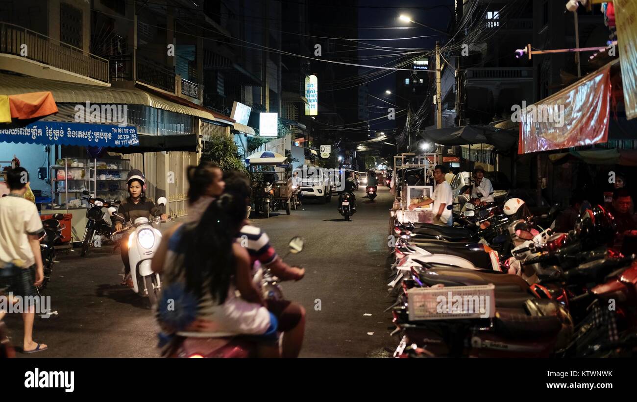 113 Street Phnom Penh Cambodia Night Stock Photo - Alamy