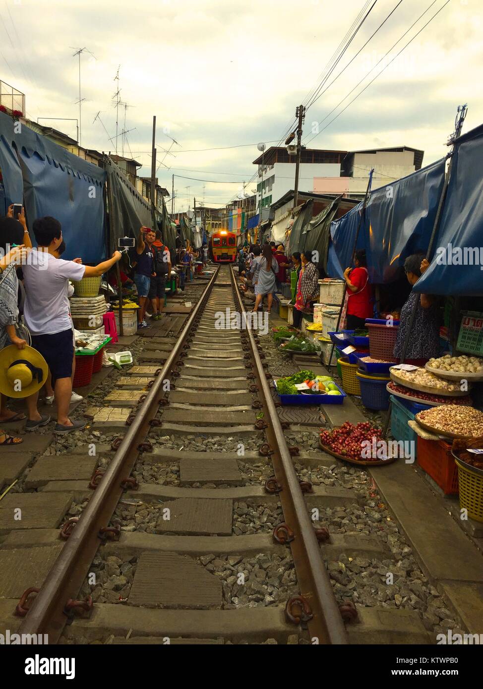 Bangkok train market hi-res stock photography and images - Alamy