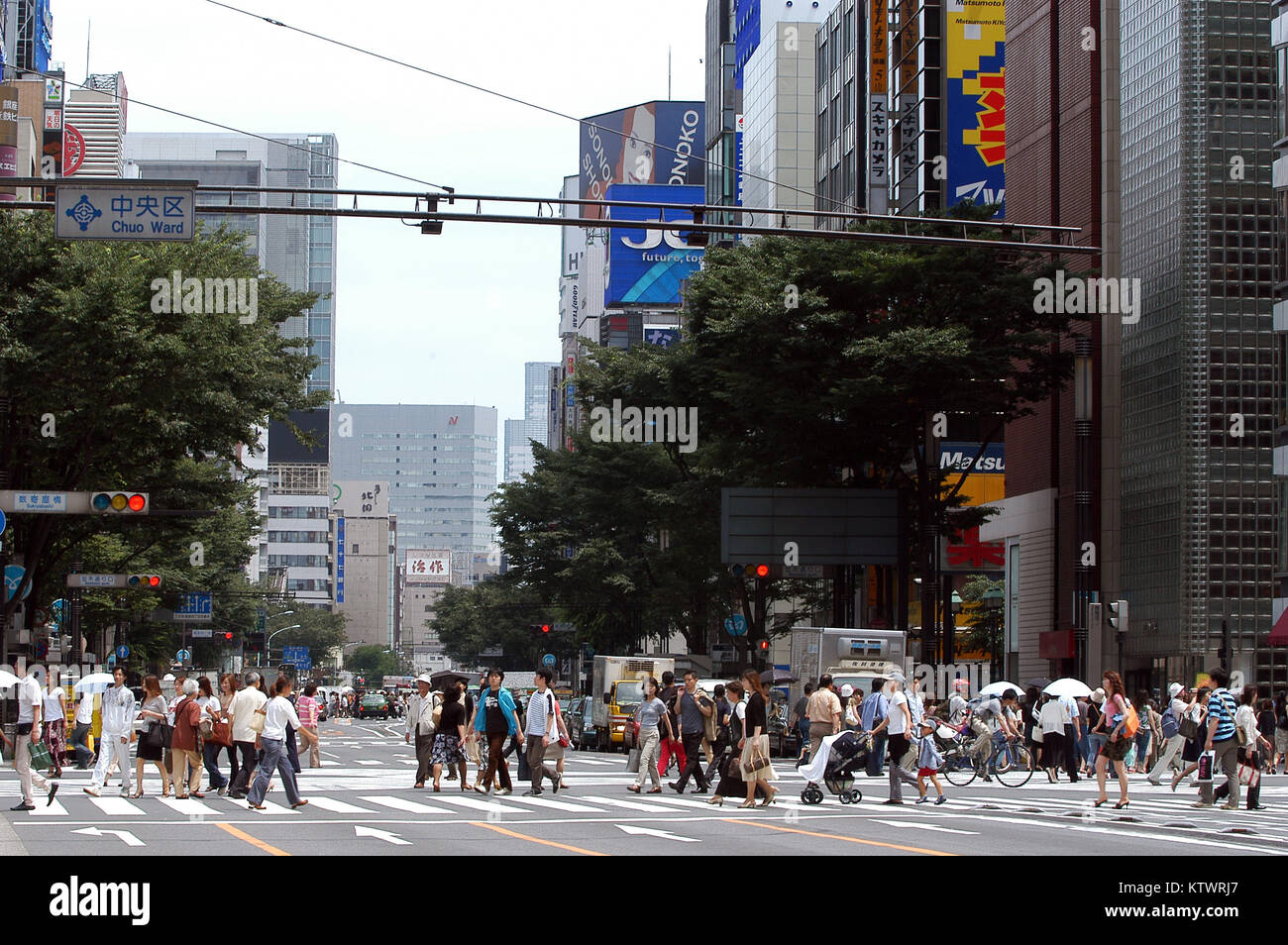 Cross roads - Tokyo - Japan Stock Photo - Alamy