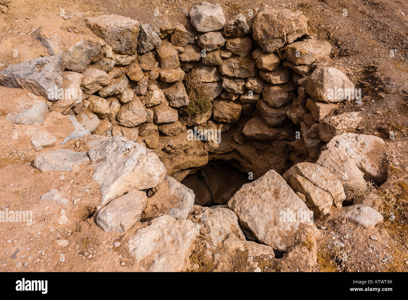Desert well hi-res stock photography and images - Alamy