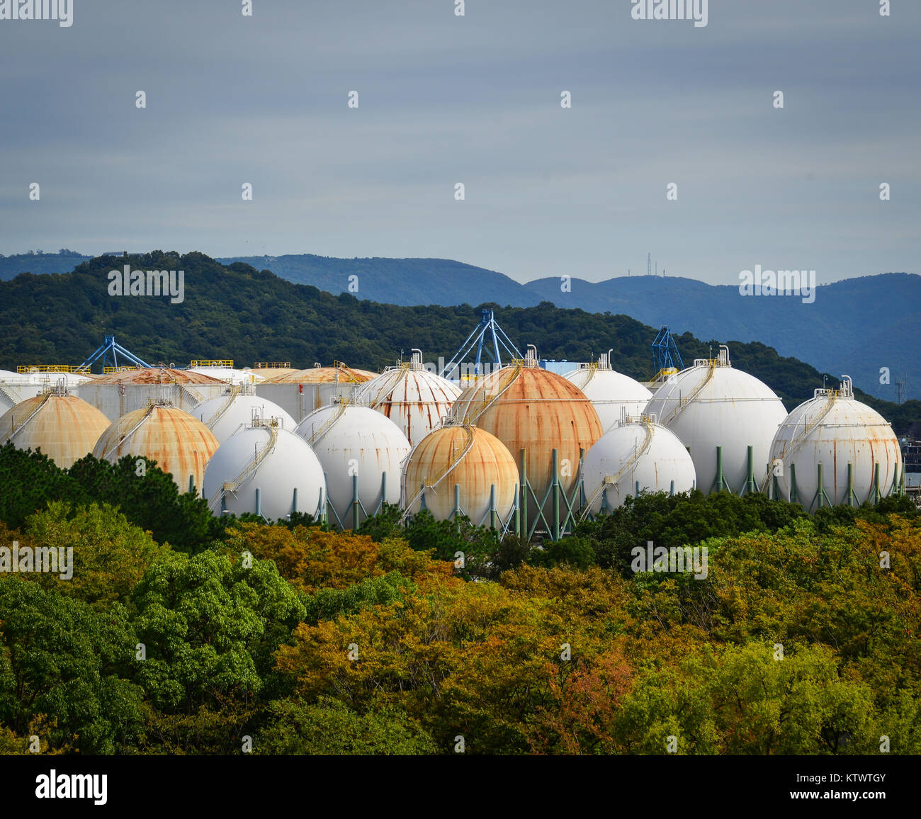 Oil refinery spherical storage tanks hi-res stock photography and ...