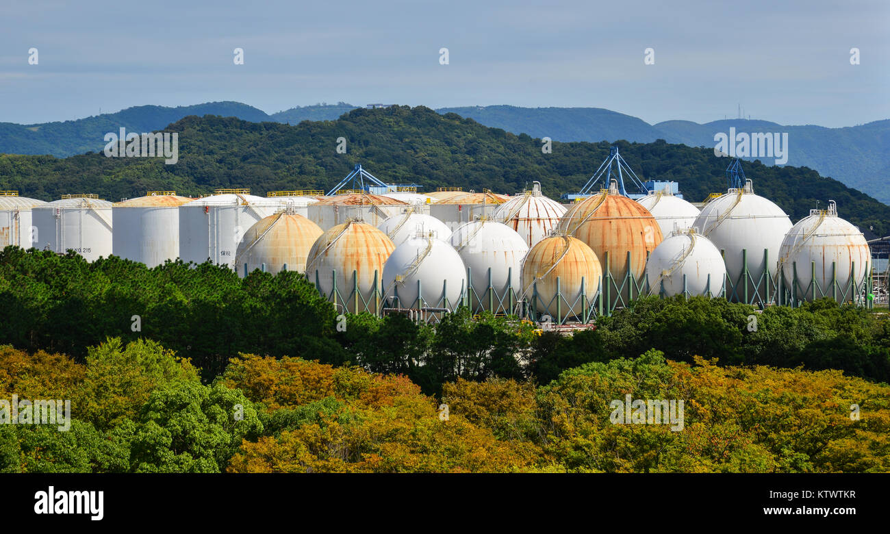Oil refinery spherical storage tanks hi-res stock photography and ...