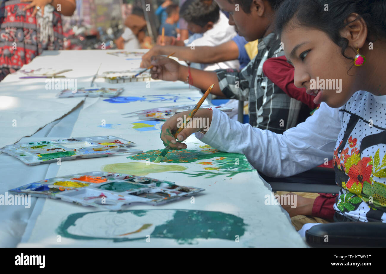 Kolkata, India. 27th Dec, 2017. Indian physical challenge children ...