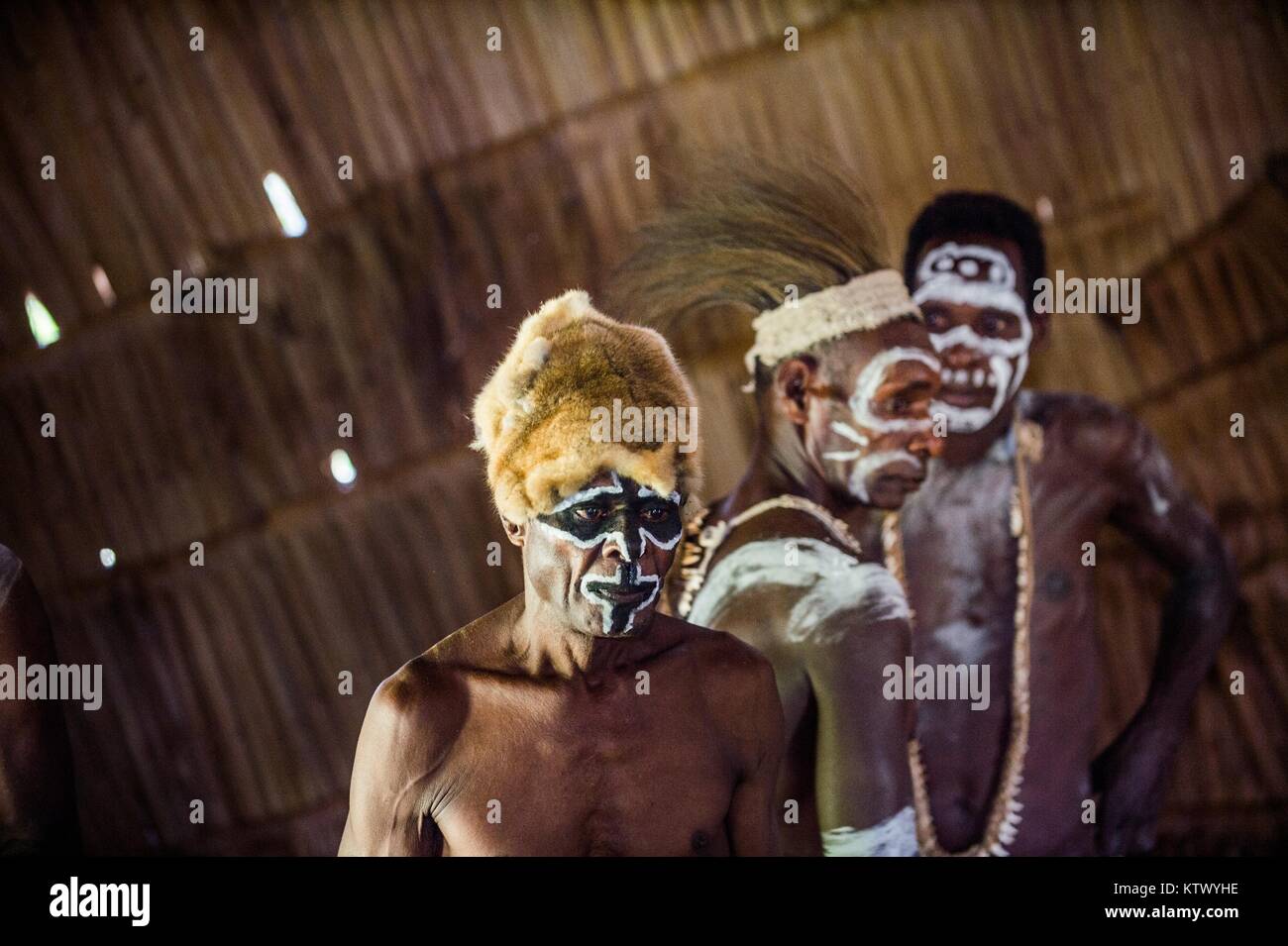 YOUW VILLAGE, ATSY DISTRICT, ASMAT REGION, IRIAN JAYA, NEW GUINEA ...