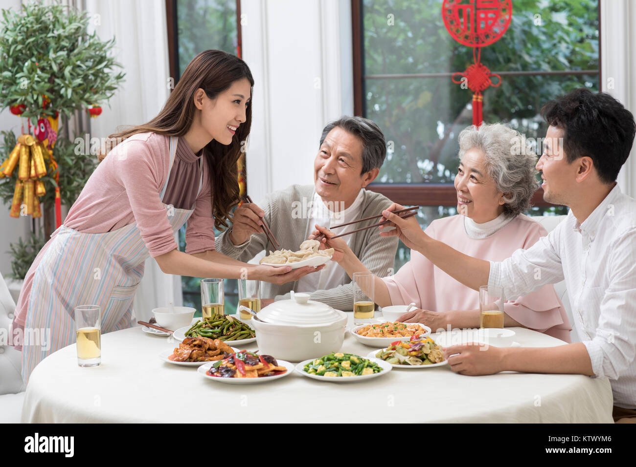 Chinese family having dinner hi-res stock photography and images - Alamy