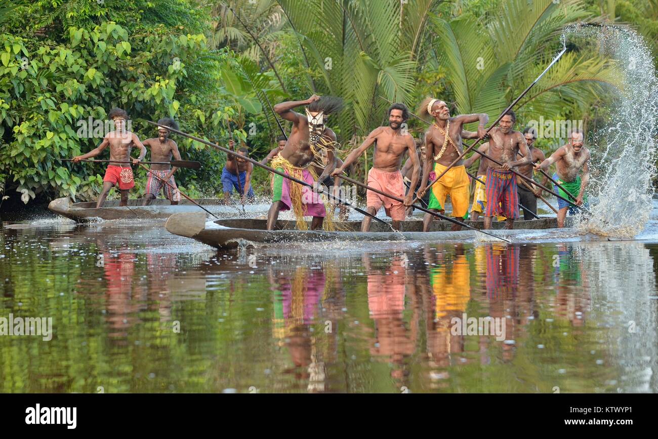 Canoe war ceremony of Asmat people. Headhunters of a tribe of Asmat ...