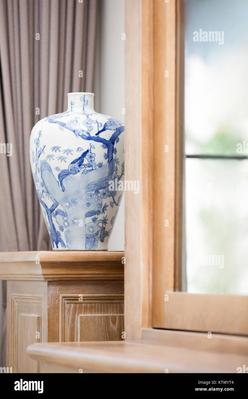 Traditional Chinese porcelain vase Stock Photo - Alamy