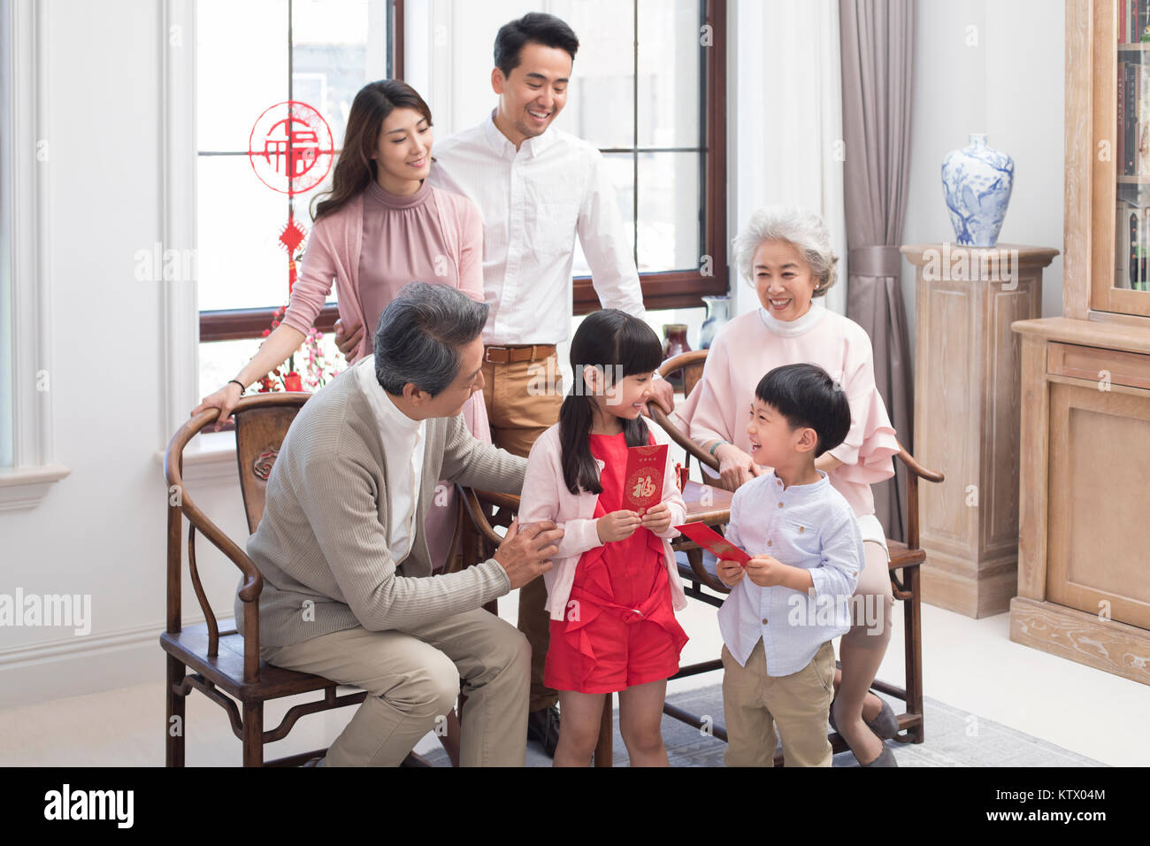 China mother talking children hi-res stock photography and images - Alamy