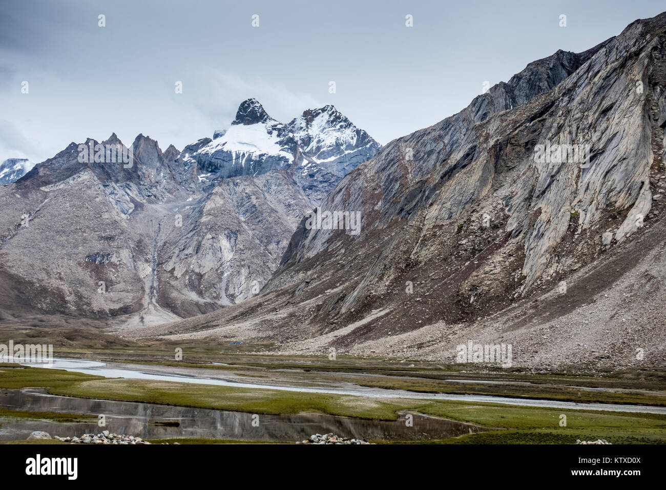 On the way to Kargil beside the gorgeous north flowing Suru River ...