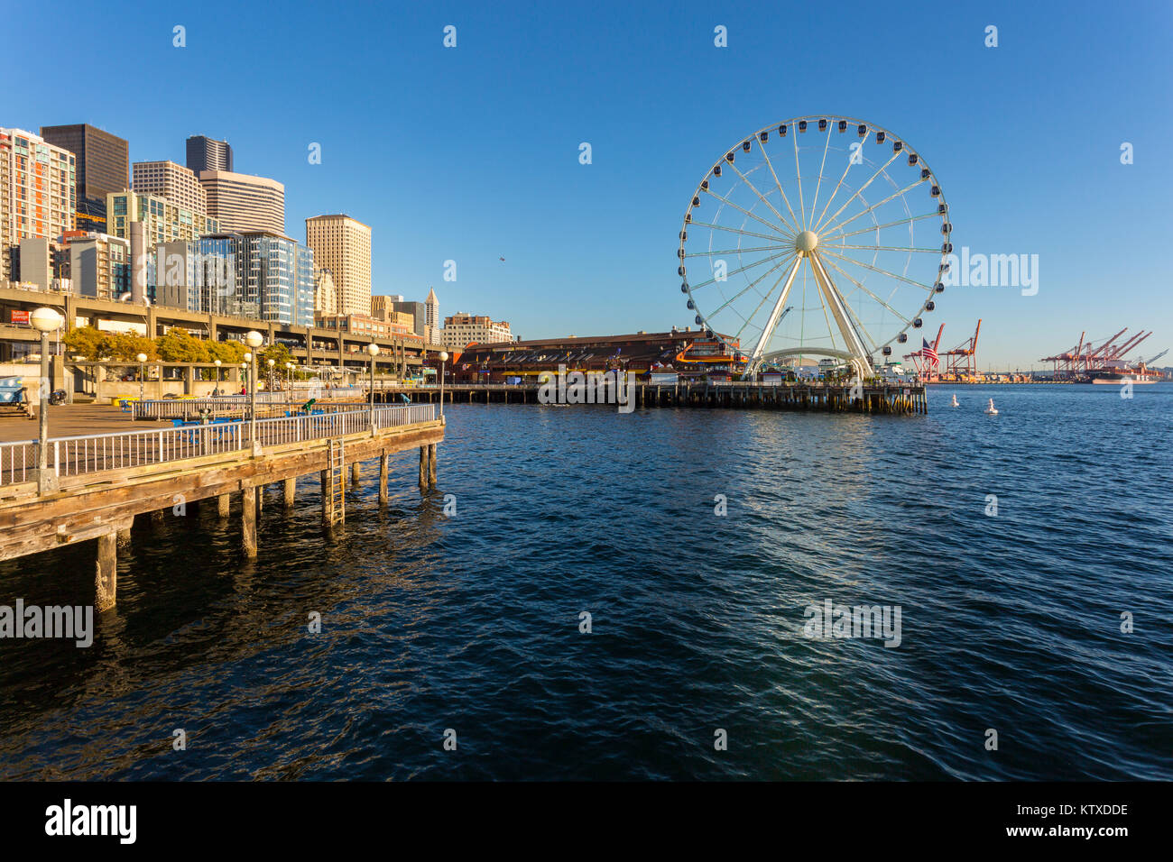 Seattle Great wheel on Pier 57 during the golden hour before sunset ...