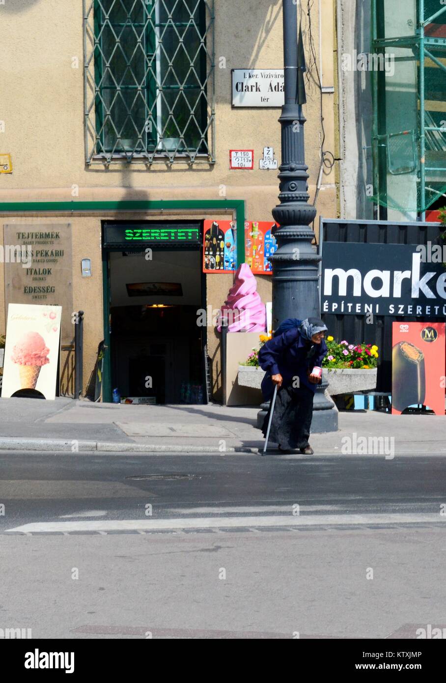 woman begging on the street Stock Photo - Alamy