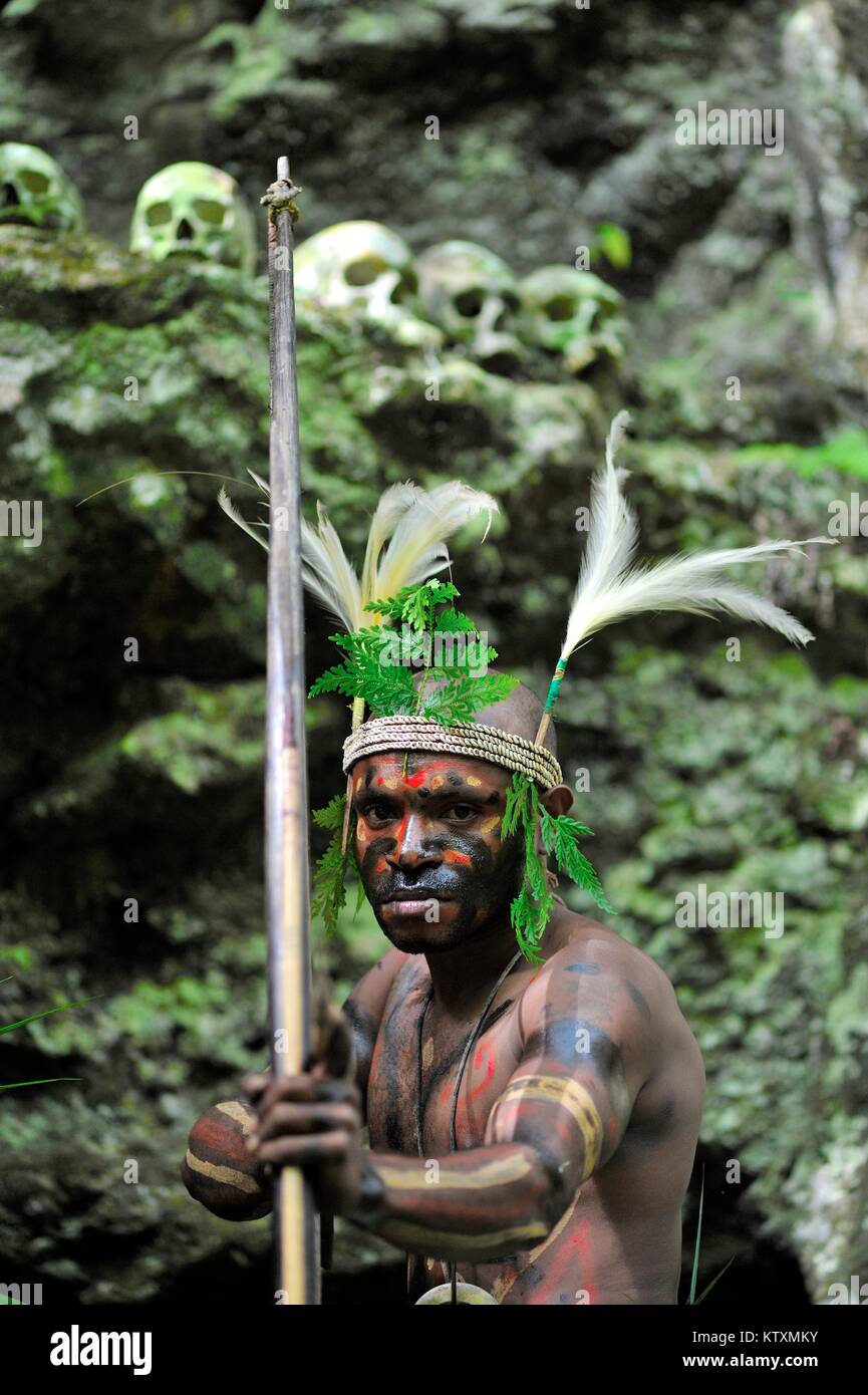 The warrior of a Papuan tribe of Yafi in traditional clothes, ornaments ...