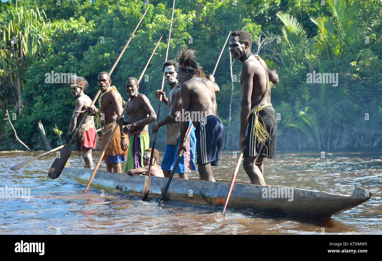 Canoe war ceremony of Asmat people. Headhunters of a tribe of Asmat ...