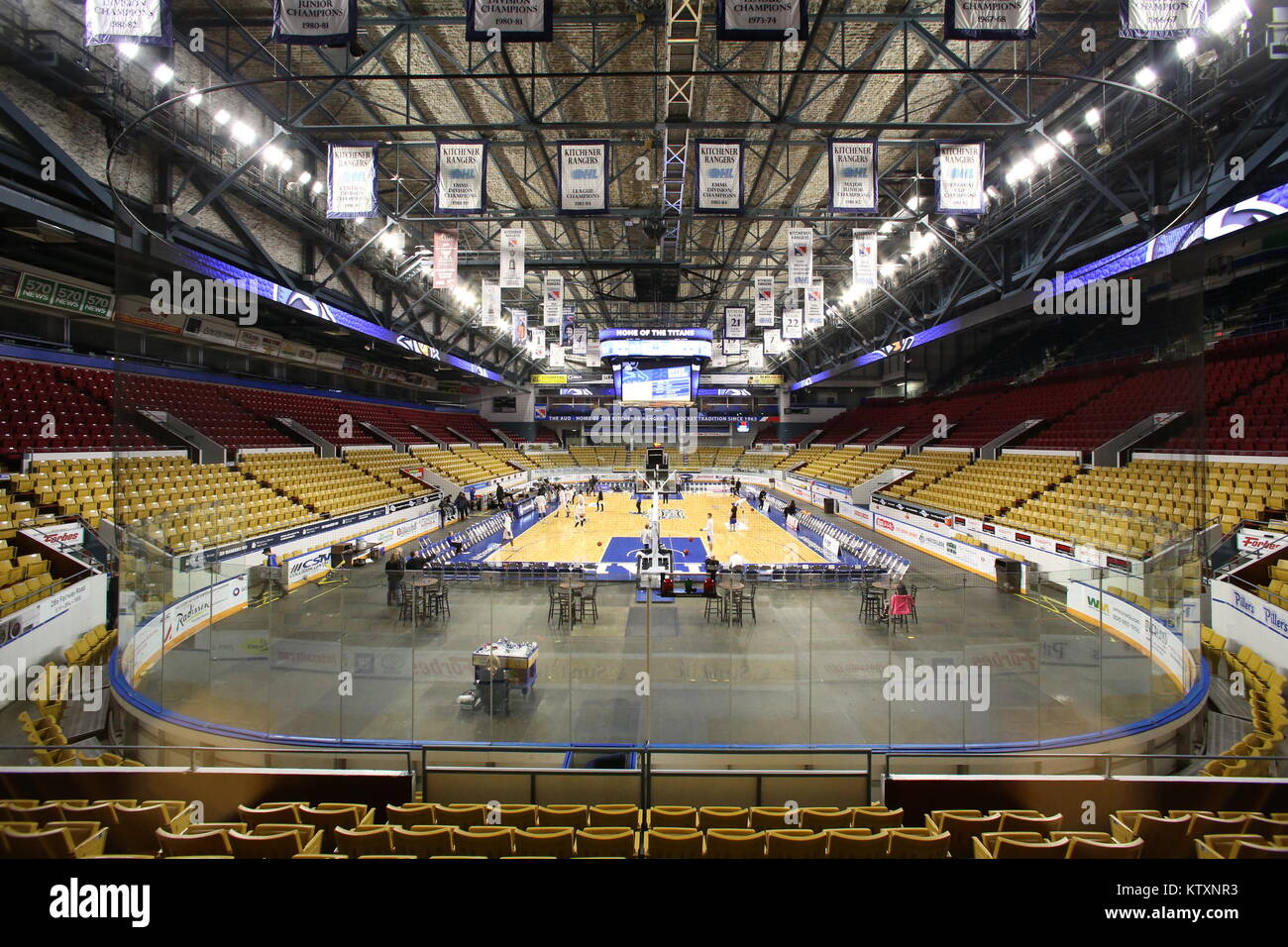 Hockey arena seats hi-res stock photography and images - Alamy