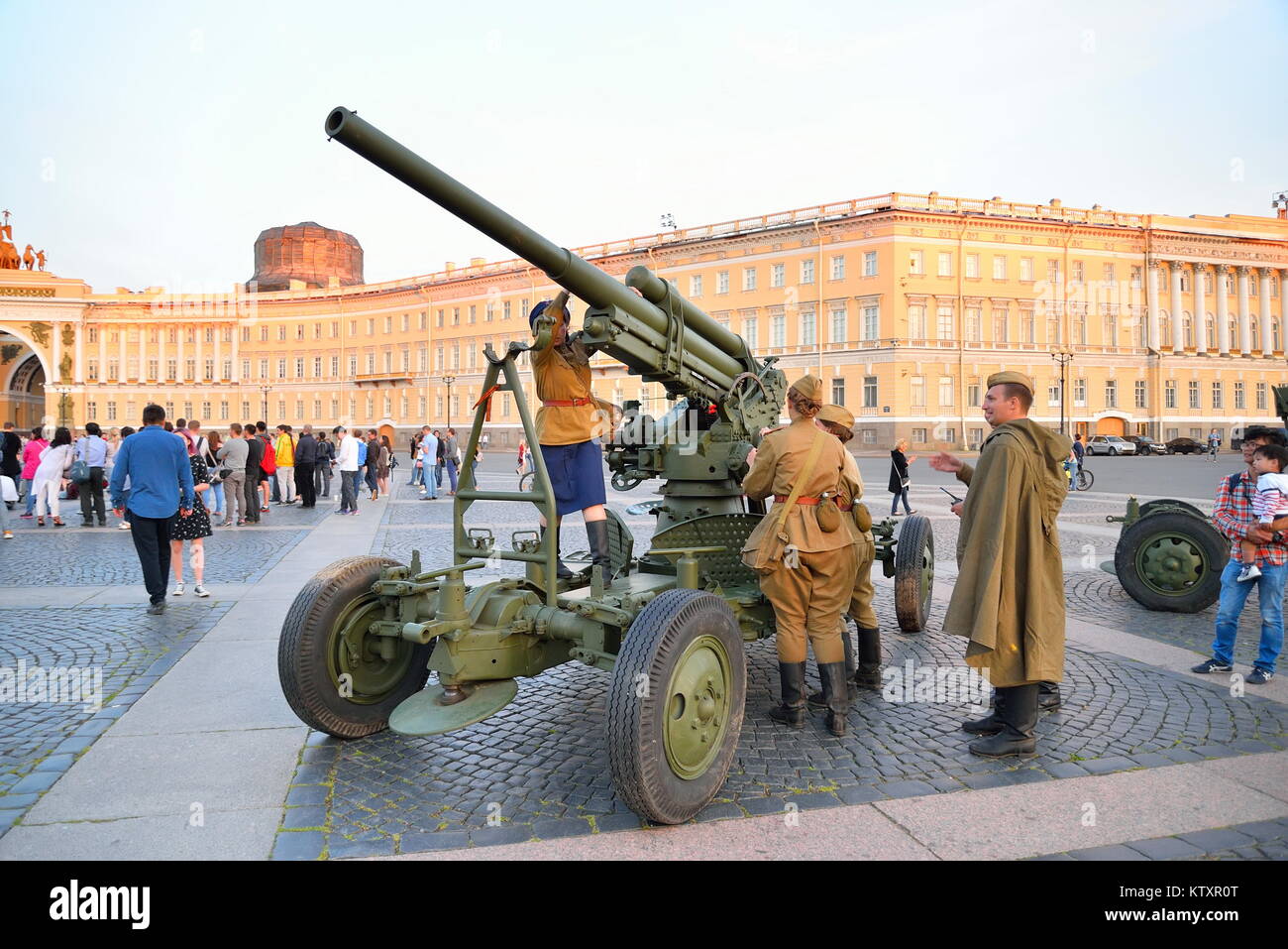Gun crew soldier uniform collects anti-aircraft gun in the stowe Stock ...