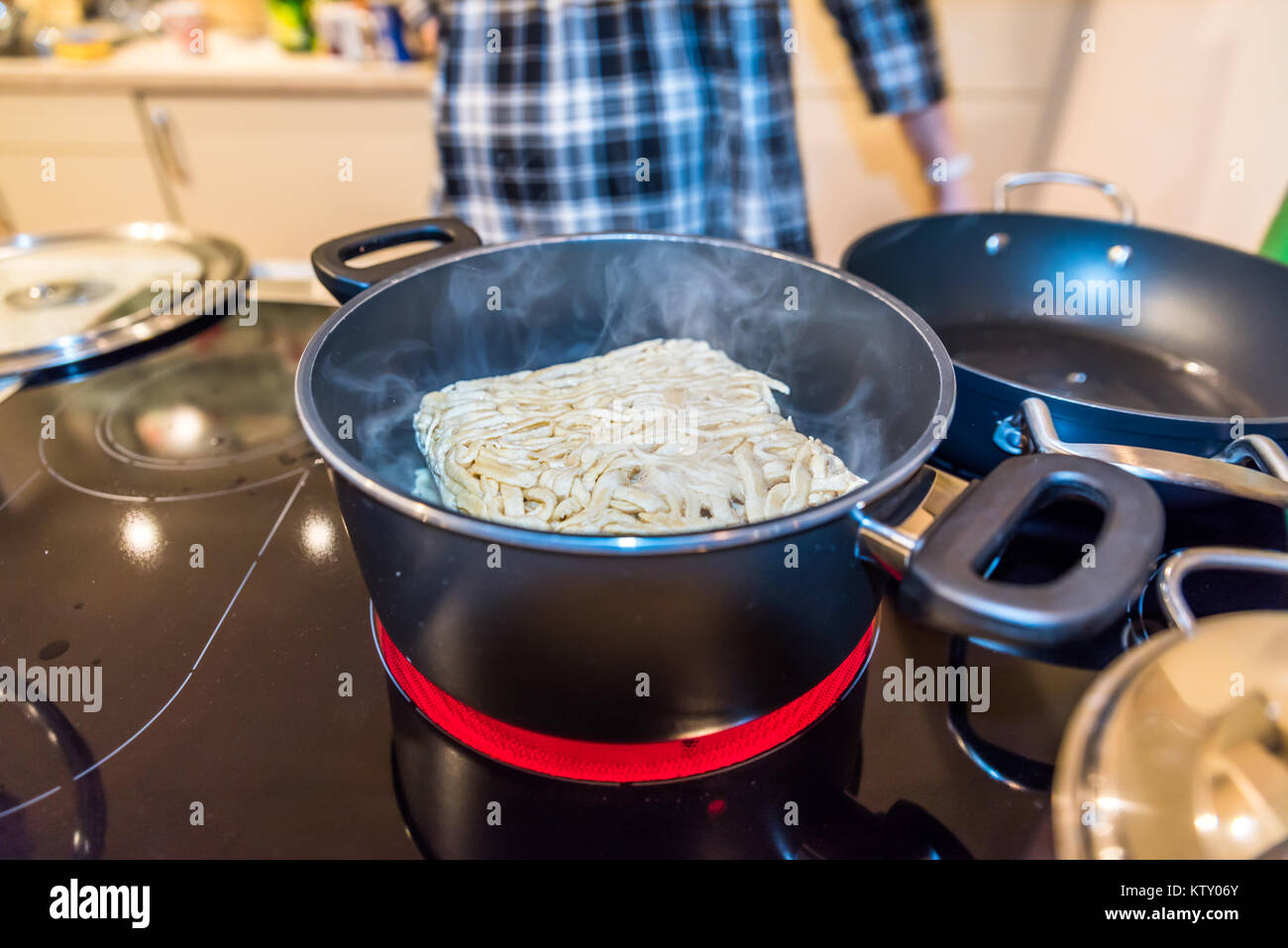Boiling water sauce pan hi-res stock photography and images - Alamy