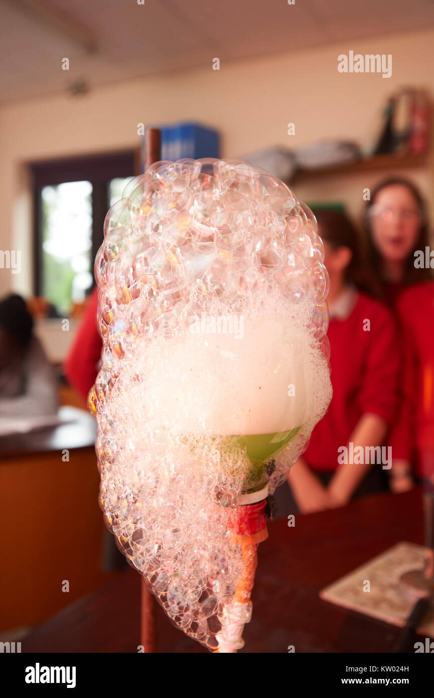 Secondary science lesson hi-res stock photography and images - Alamy