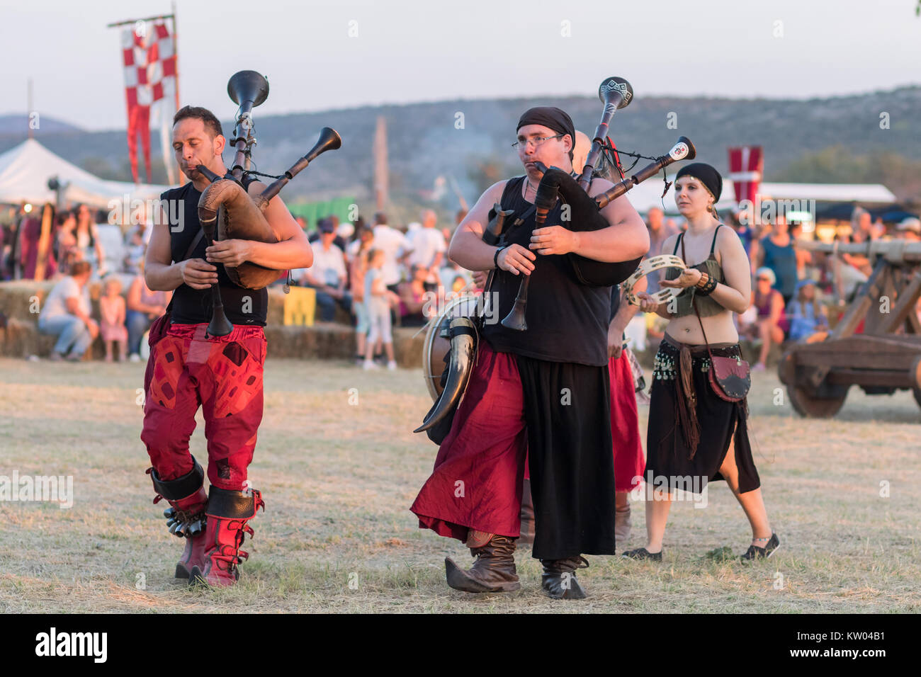 Medieval peasant costume hi-res stock photography and images - Alamy
