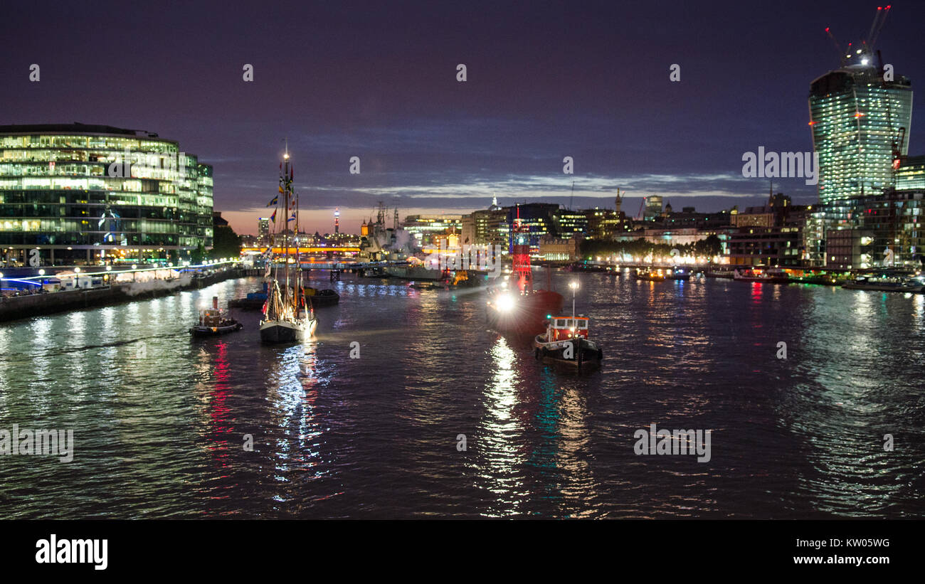 Pool of london hi-res stock photography and images - Alamy