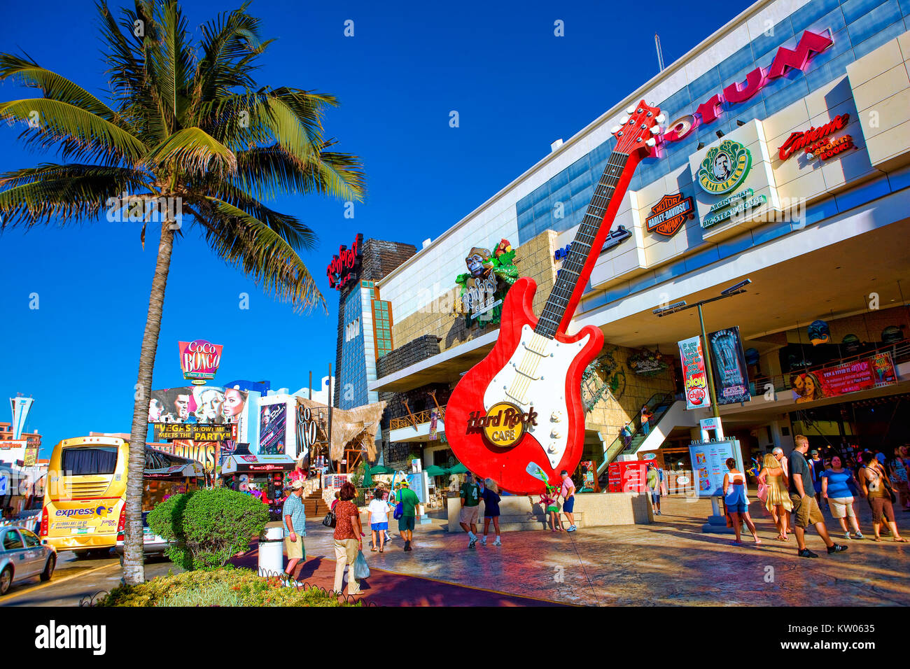 Kukulcan Boulevard in Cancun, Yucatan Stock Photo - Alamy