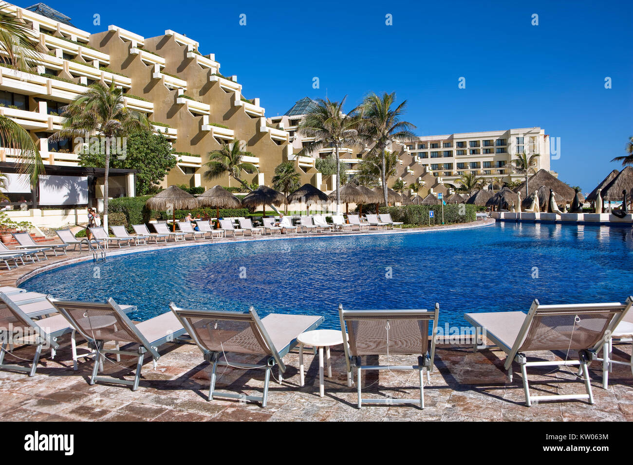 Hotel swimming pool cancun hi-res stock photography and images - Alamy