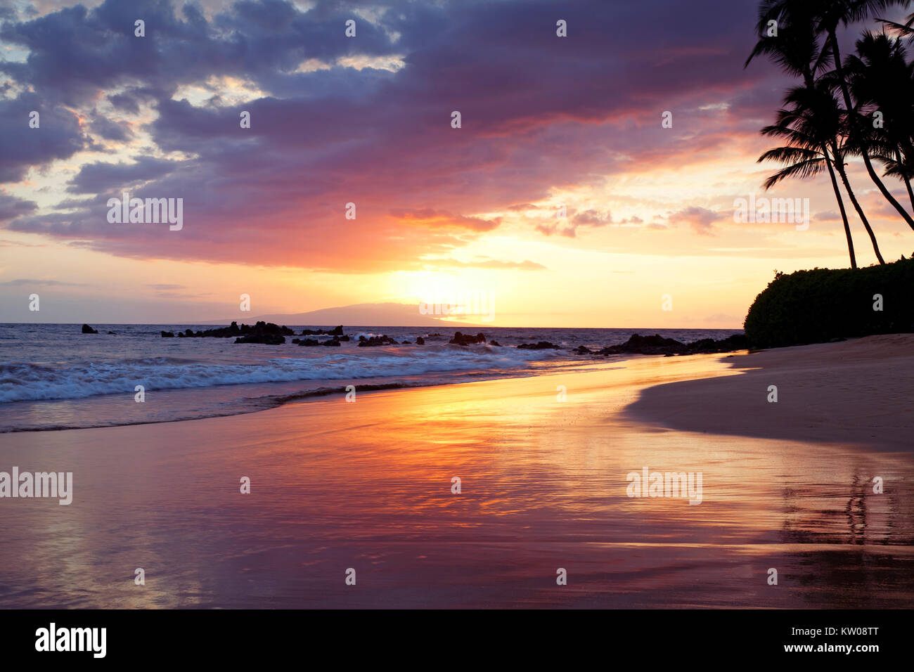 Beautiful Maui sunset at Wailea, Maui, Hawaii Stock Photo - Alamy