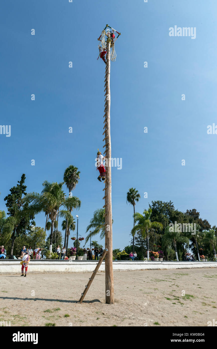 Getting the ropes ready at the top of the pole, Danza de los Voladores ...