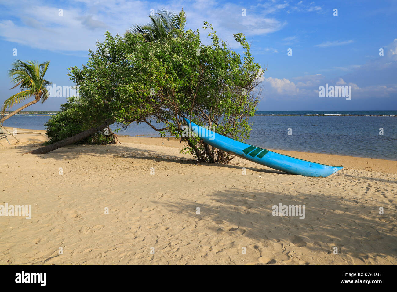 Canoe on sandy tropical beach at Pasikudah Bay, Eastern Province, Sri ...