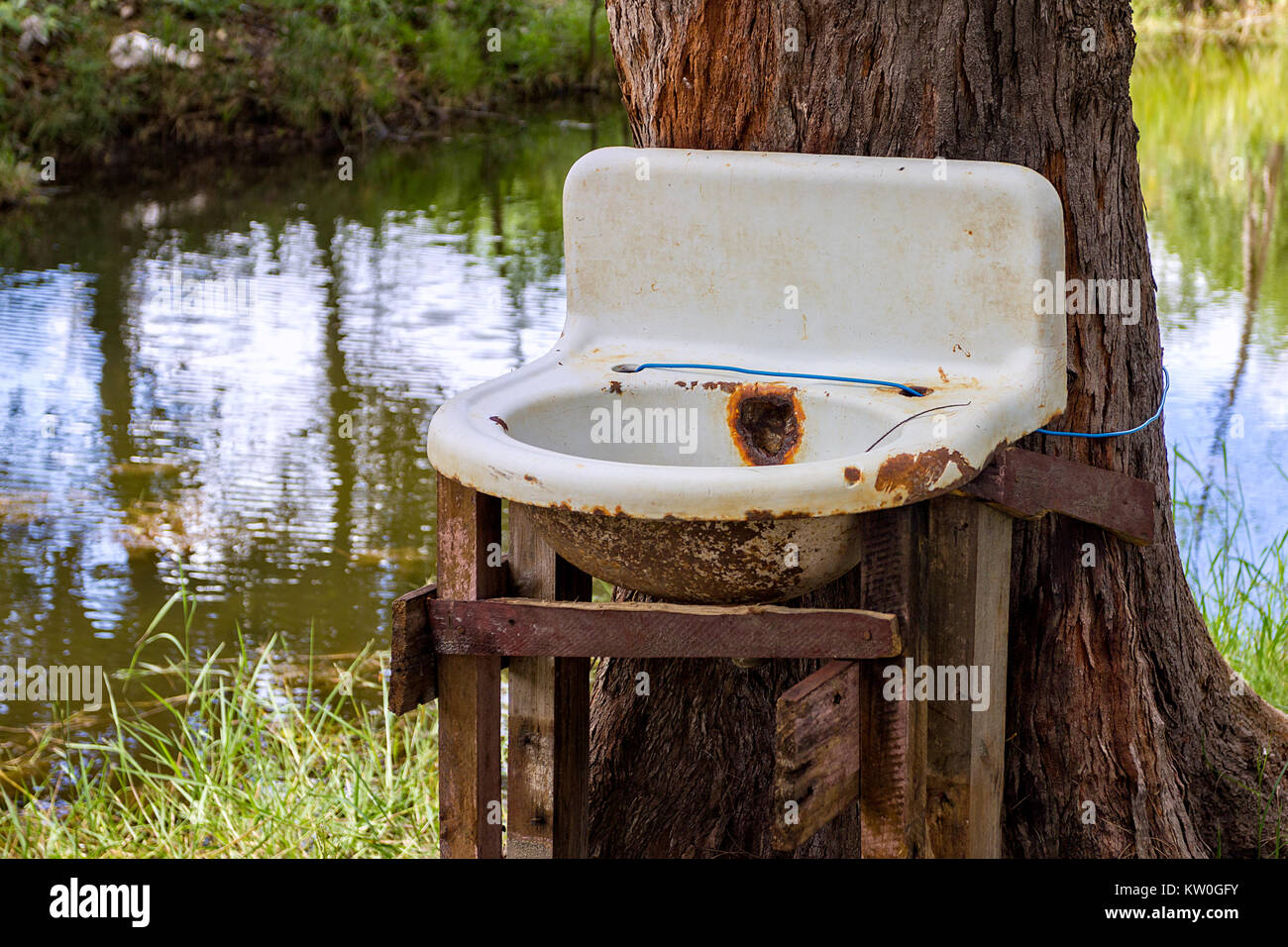 Porcelain sink hi-res stock photography and images - Alamy