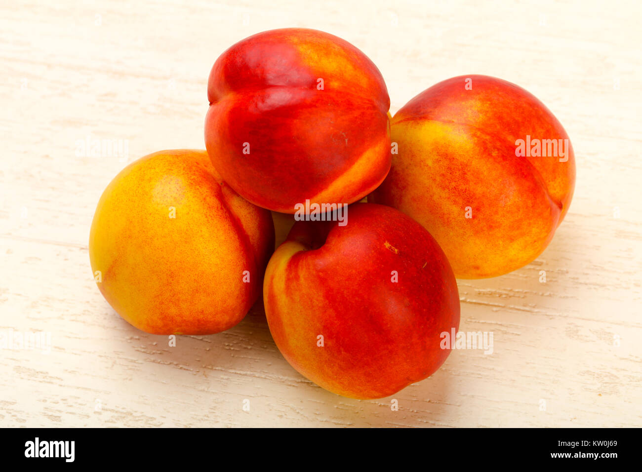 Ripe Nectarines heap Stock Photo - Alamy