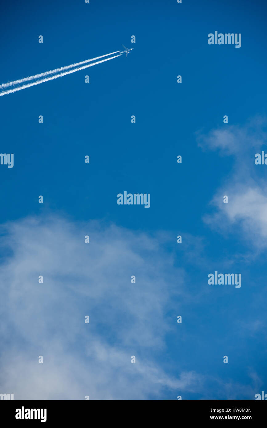 Jetliner contrails hi-res stock photography and images - Alamy