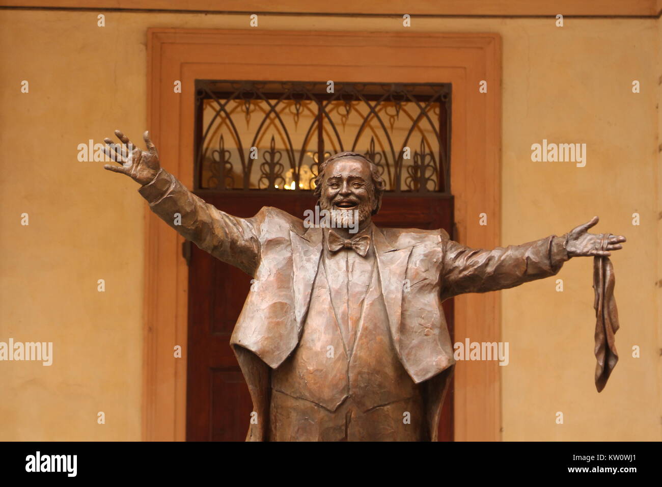 Italian opera singer luciano pavarotti hi-res stock photography and ... Italian opera singer luciano pavarotti hi-res stock photography and ...