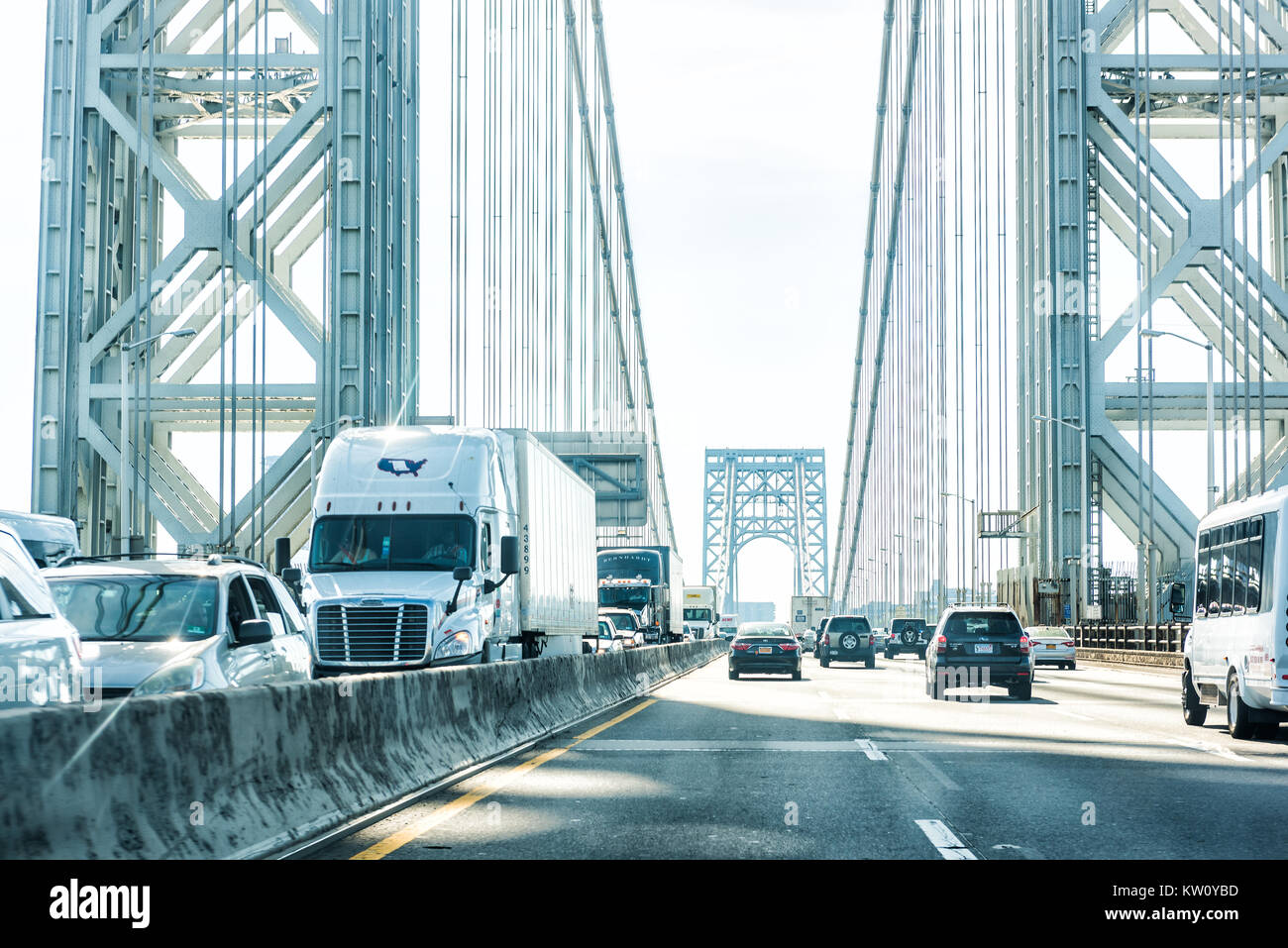 George washington bridge traffic hi-res stock photography and images ...