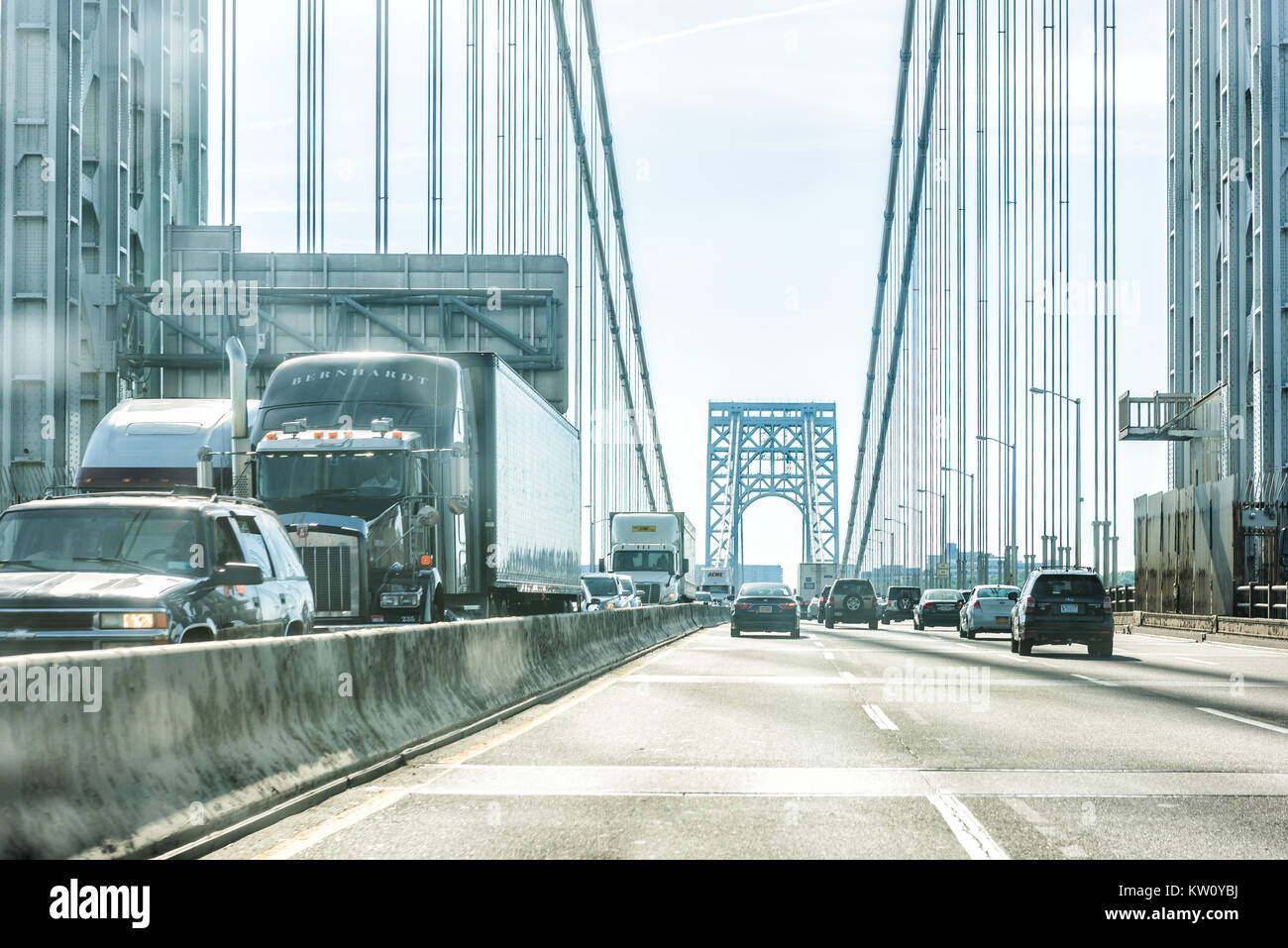 George washington bridge traffic hi-res stock photography and images ...