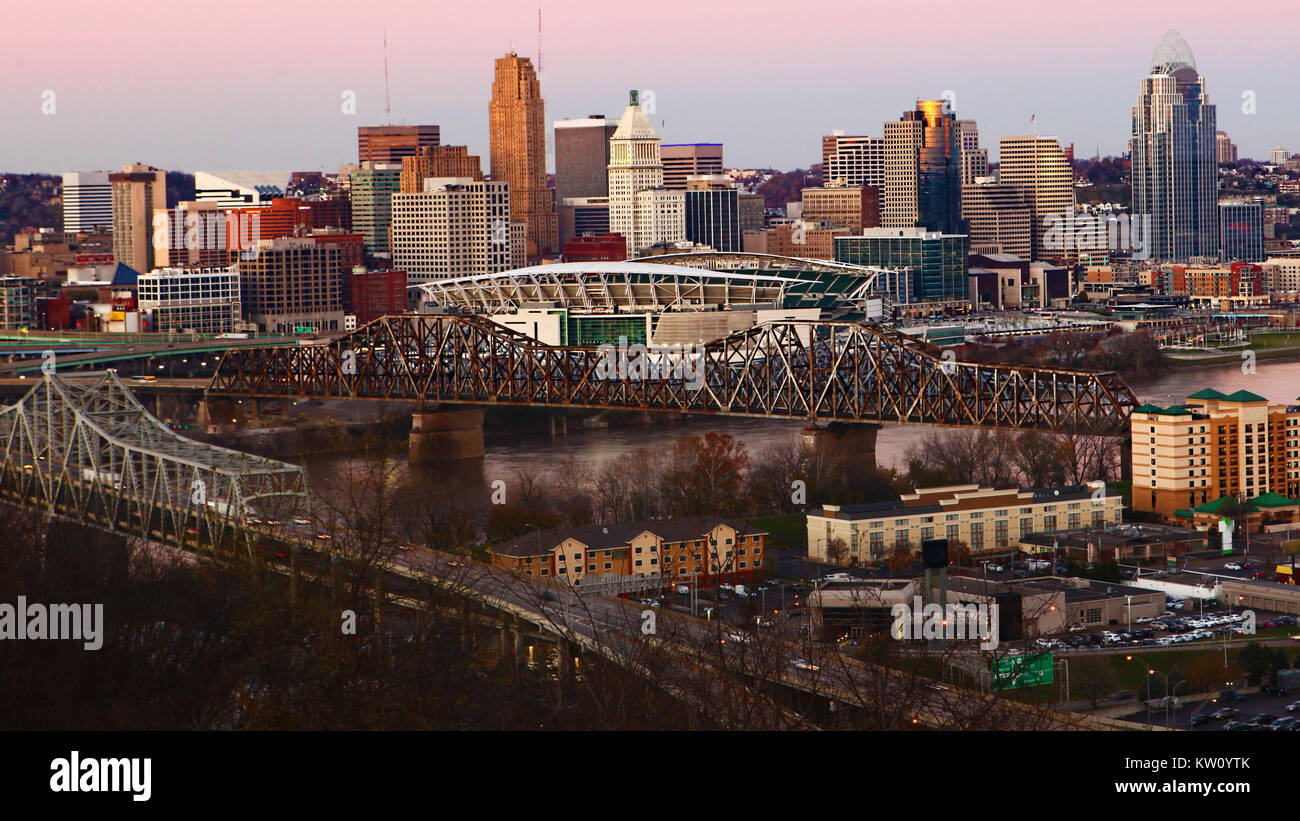 A View of the Cincinnati, Ohio skyline at sunset Stock Photo - Alamy