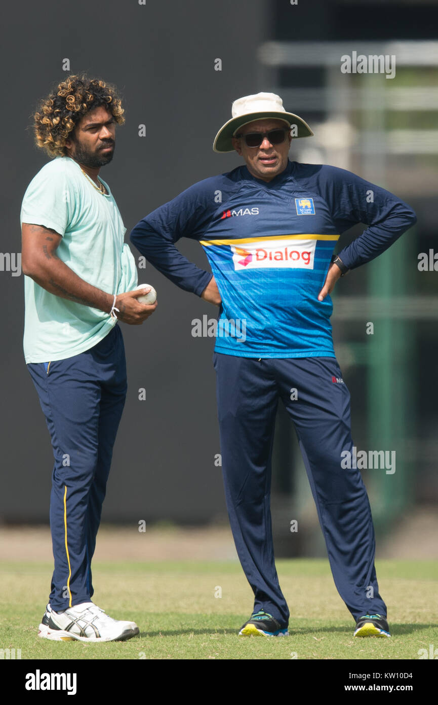 Sri lanka fast bowler Lasith Malinga (L) talking with head coach ...