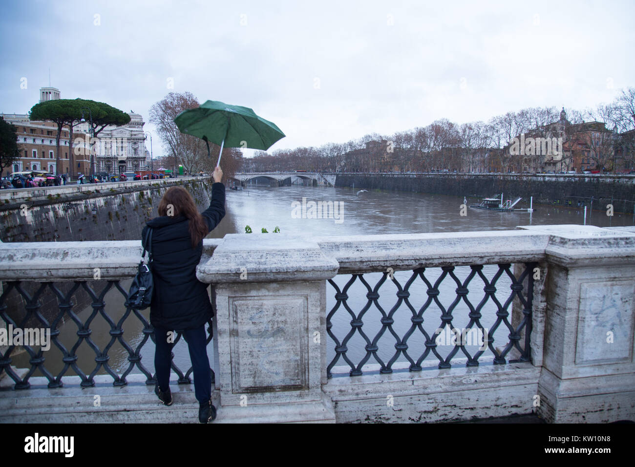 Rome, Italy. 28th Dec, 2017. Some tourists in the rain observe the ...