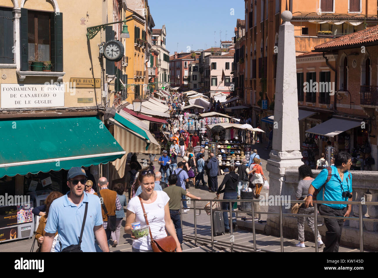 Venice tourist crowd hi-res stock photography and images - Alamy